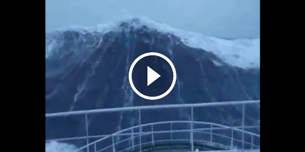 ENORMOUS WAVES Of 60 FOOT Strike A HUGE SHIP!