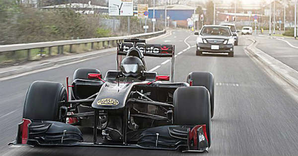F1 Car Screams & Races Trough Traffic On The Streets Of Manchester, UK ...