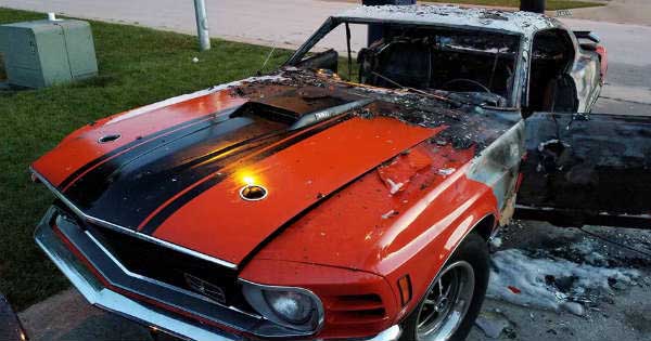 Classic Mustang Burnt Out In Flames – AWFUL! - Muscle Cars Zone!